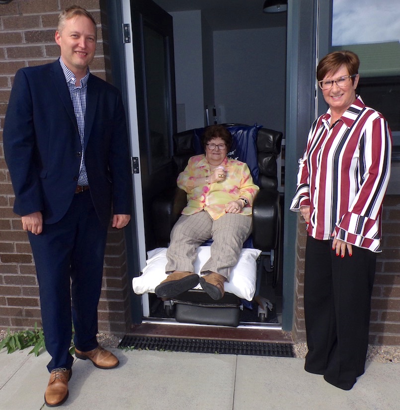 Milestone reached as tenant moves into Thenue’s 3000th home | Scottish ...